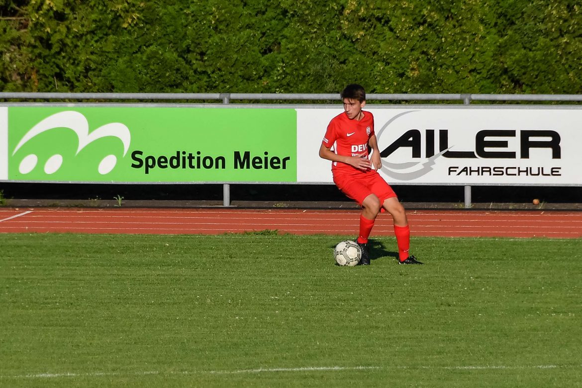Die U16 um Trainer Timo Gans fertigt die U16 des TuS Ergenzingen mit 9: ...